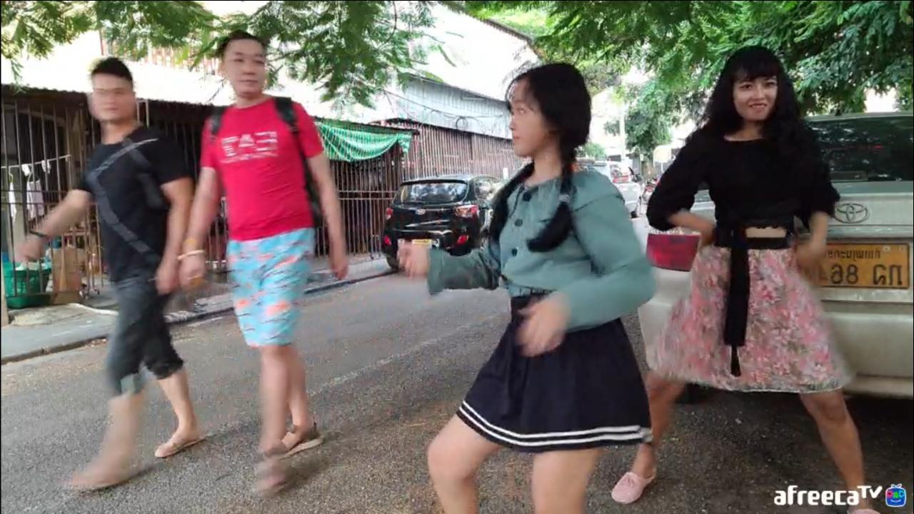 라오스인 시골 여캠 반짝이 일상 몽족꼬마이랑 비엔티안센터에서 댄스대회보라가 야외방 태국 베트남 필리핀 일본 미국 아님