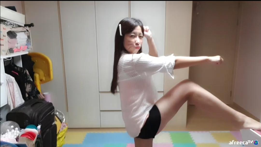 고양이오토바이 땀나는방육개장라면먹방 편안하게오가는방♡생얼누나소통수다리액션38살 돼지띠 육아줌마 노래신청고민상담전문 이슈방송
