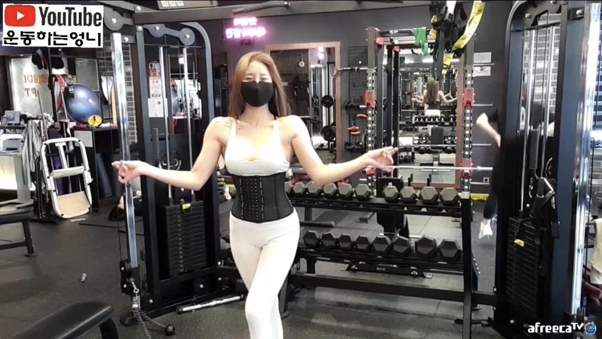 신입 토요운동 등어깨 같이할사람~~ 하얀레깅스1티어♥︎ 하반기영국준비♥︎ 비키니프로의 비시즌운동헬스부산여캠소통