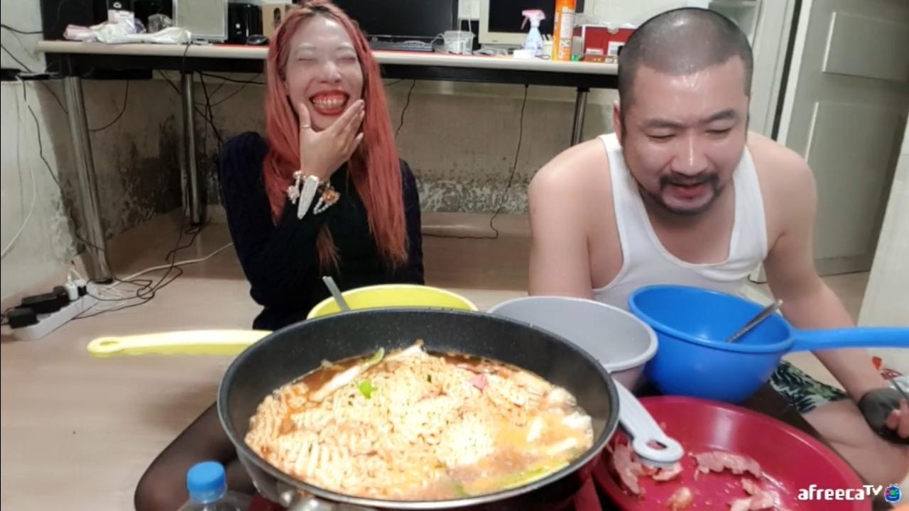 클립 🍜커플먹방🍜노숙여친시즌2e 고모를외치는 외계인소통그녀 신입 노숙여친시리즈 오토바이트월킹고양이발충사쿠란보 먹태형님