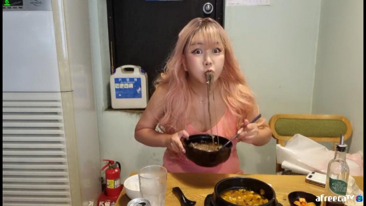 F하루 오늘그남자와의 합방준비♡ 부천 신입여캠 섹시 육덕 트월킹 먹방 댄스 엽캠 여비서 아프리카tv Vod