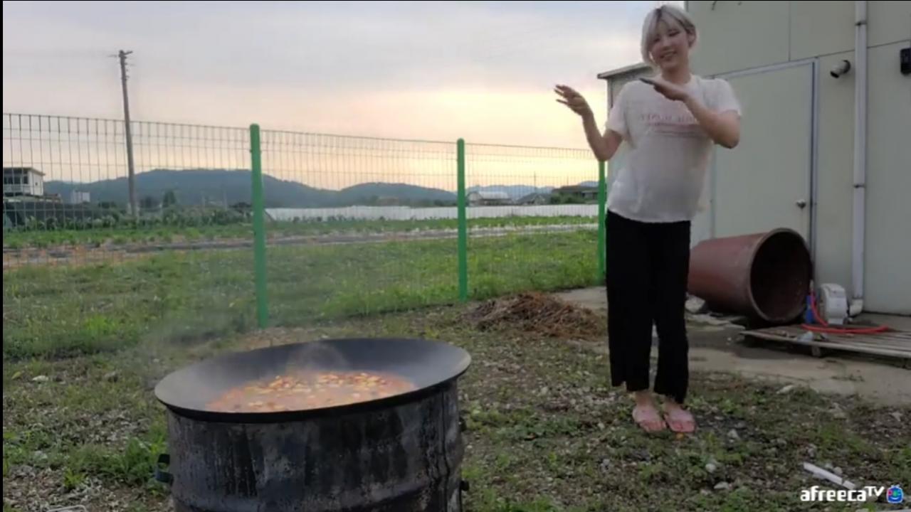 클립 🍌🐵바나나알러지원숭이 덕자누나🐵🍌솥뚜껑 차돌청국장and양념게장 먹방 덕자전성시대 트월킹고양이발충사쿠란보오토바이제로투
