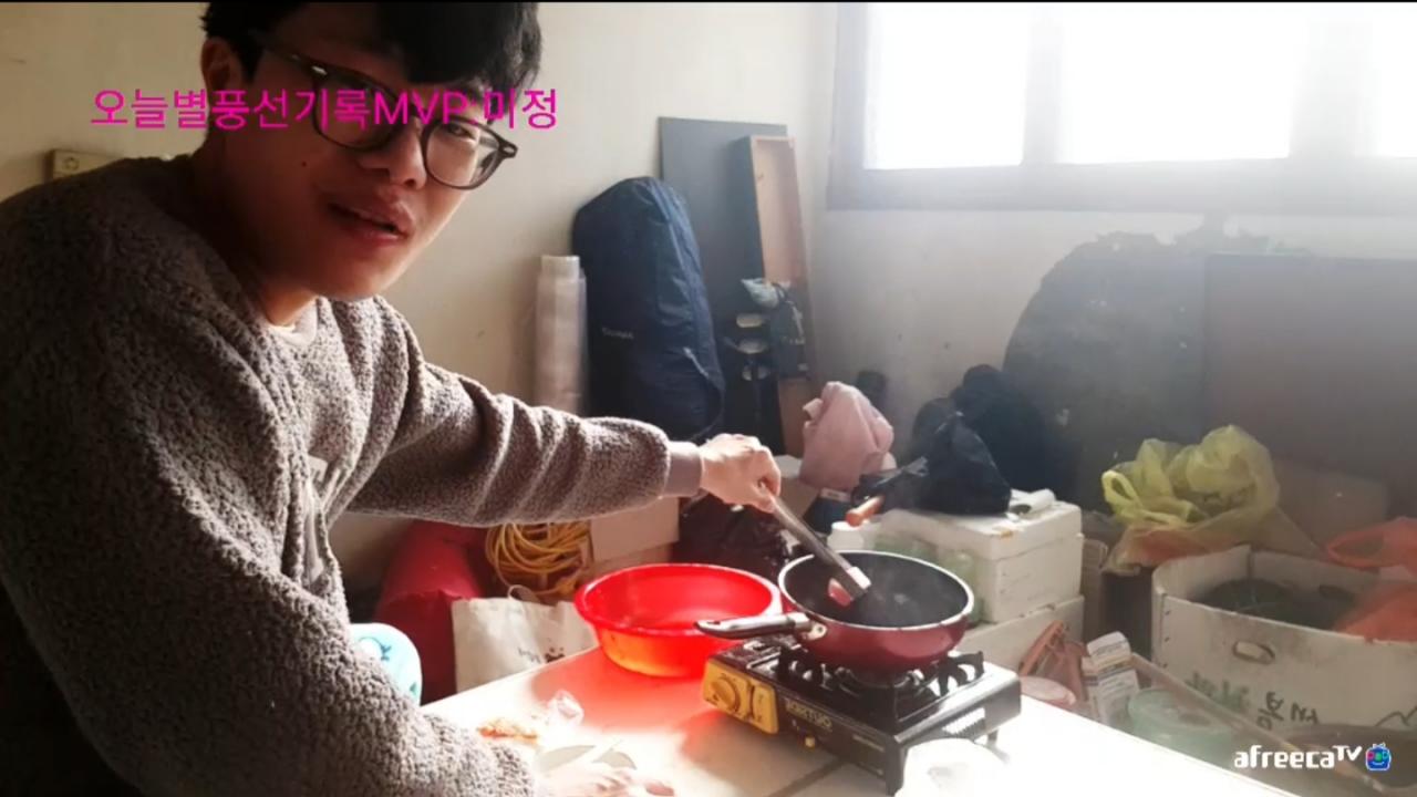야브 1부 지하방에서 베비 된기념 으로 대패삼겹살 먹방하기 중간에 시청자 고기챙겨 줬습니다 별풍선 팬가입 처음오신분들 와주신분들
