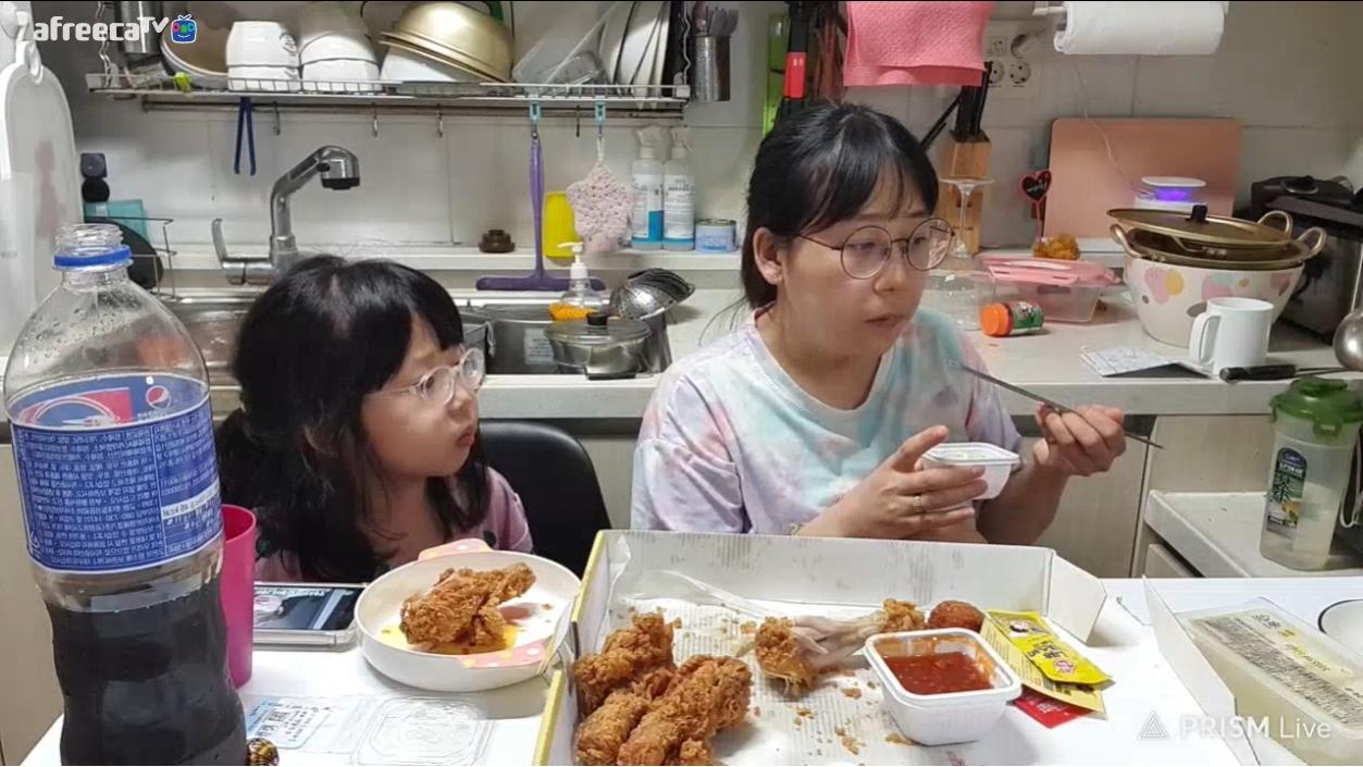 딸셋가족 월요병엔 아이들과 함께 치킨이죵♡ 부부커플가족소통육아먹방쿡방줌마캠 아프리카tv Vod