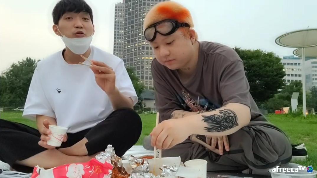 패션아티스트 새 낙서삭발 새 타투 스트릿 몇개월만에 임뚜형과 한강 나들이 야외방송 아프리카tv Vod