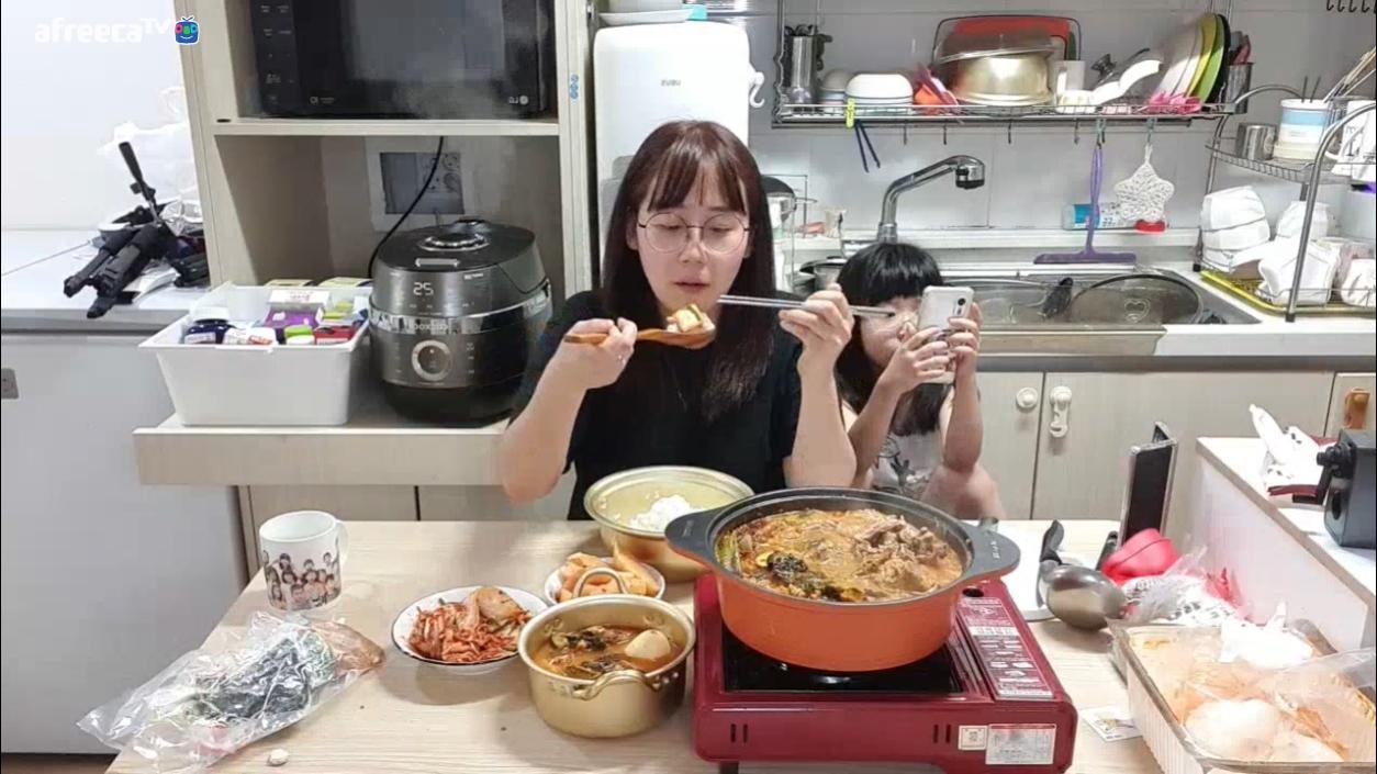 방구석셰프 감자탕특집 🙂 딸셋가족 아이들과 함께 부부커플가족소통육아먹방쿡방줌마캠 아프리카tv Vod