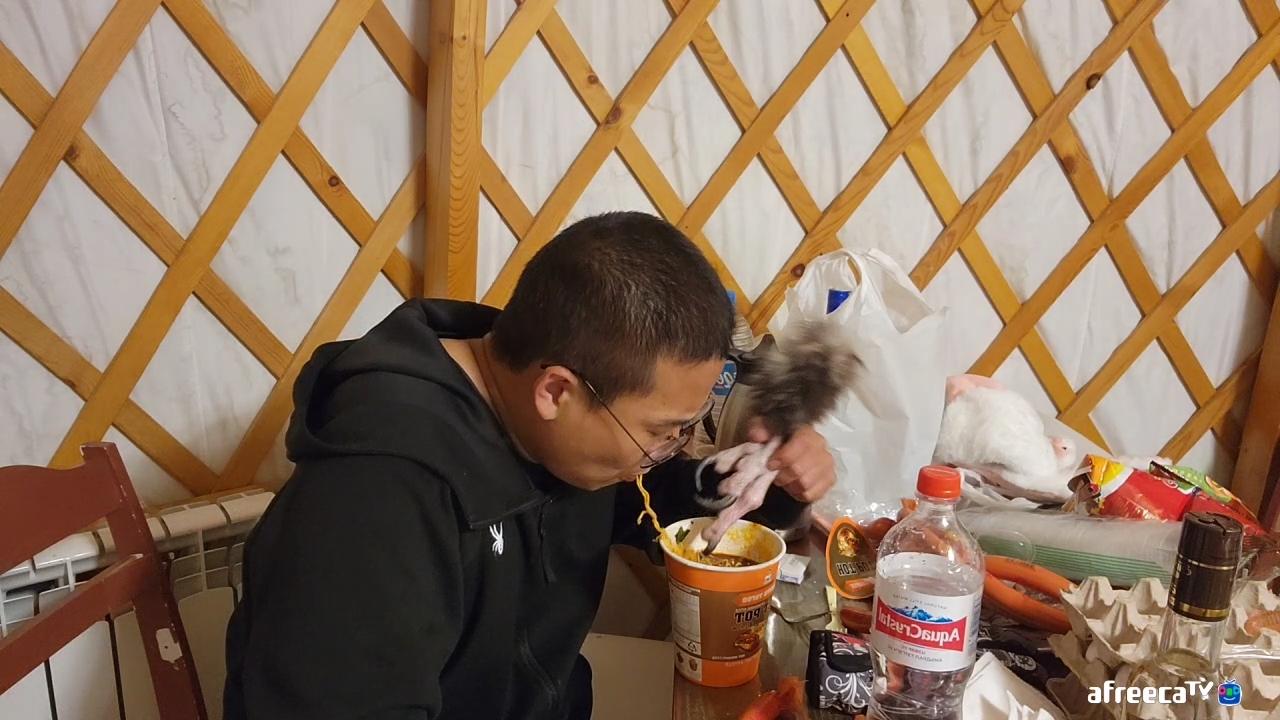 [클립]몽골)라면먹방! feat.독수리발톱 BJ시수기릿 | 아프리카TV VOD