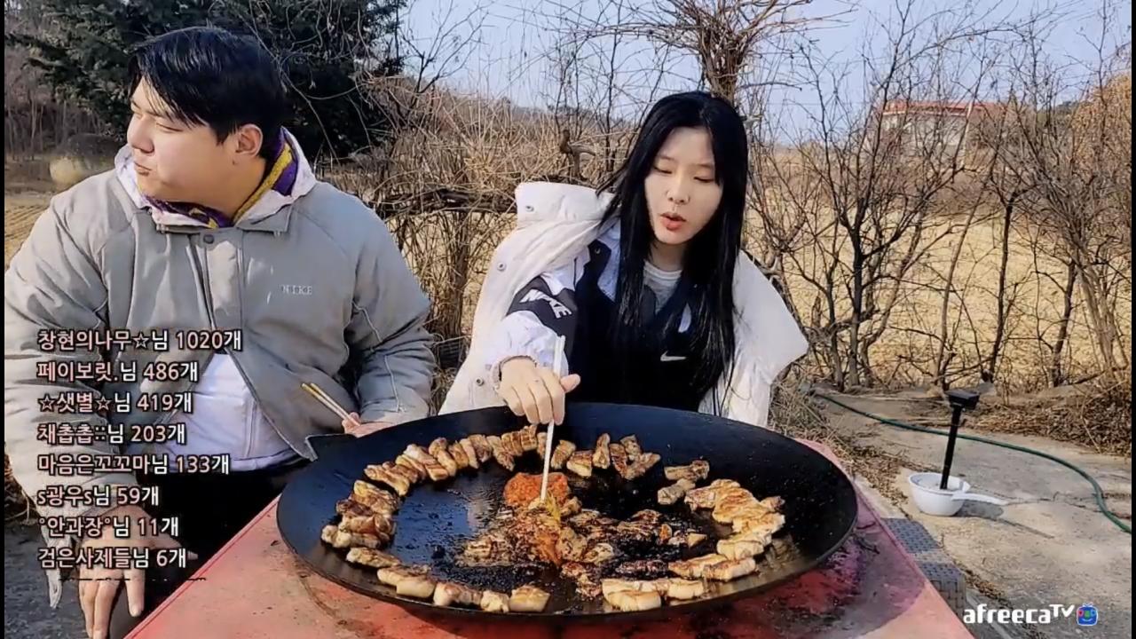 JUP 시골 방송 솥뚜껑 삼겹살 아침쿡방 대협이네집x야옹민지 | SOOP VOD