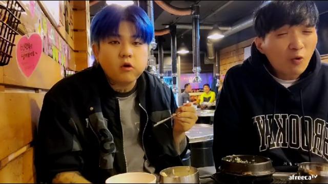 패션아티스트 블루 오랜만에 임뚜형과 금정 야외방송 인터뷰리액션큰손환영10개팬갑역팬맞즐맞팬맞추레전드 Soop Vod