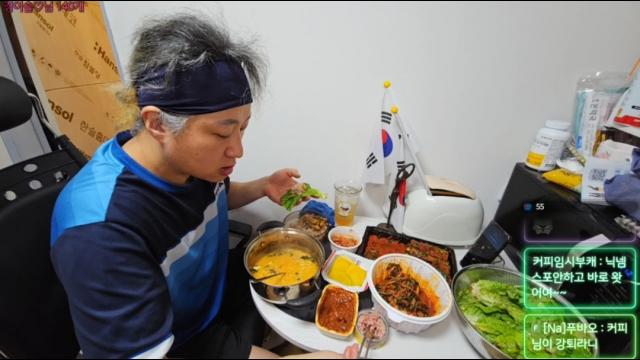 나루토저녁먹방치즈2장너구리라면🍜잡곡밥🍚참치상추쌈🥬오이소박이🥒총각김치~루토카페수다고민소통상담음악노래맛집길거리동네산책여행부천춘천