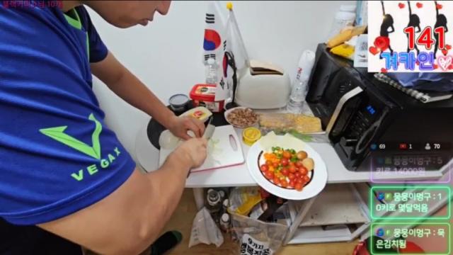 나루토의🍛요리리2화첫끼먹방🤣잡곡밥🍚웰빙마가린🍅방울토마토🧀치즈🌽옥수수콘샐러드🥗 루토카페☕️수다고민소통상담음식노래음악봉준탁구길거리