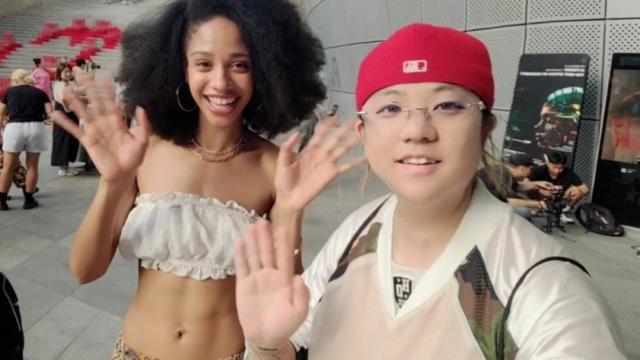패션아티스트 스트릿 패션 2025 Ss 서울패션위크 동대문 Ddp 모델분들과 함께 인터뷰 마지막날 리액션 맞즐맞팬맞추환영