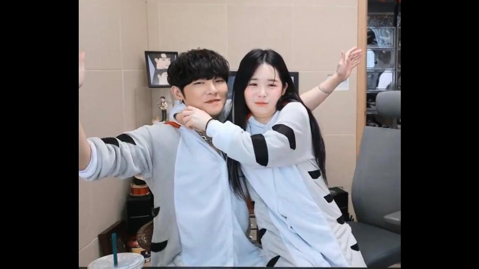 케이x앵지 - 무릎위에 앉아서 목감기 | SOOP VOD