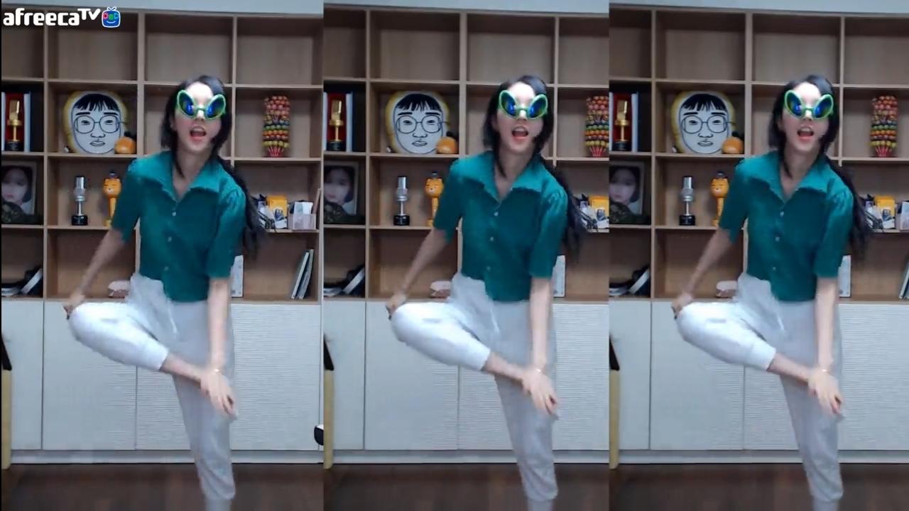 클립 🛸👽이상한댄스 애교용누나👽🛸장사x이톨x먼지뭉탱x애교용 제로투맛집트월킹고양이발충사쿠란보오토바이 아프리카tv Vod
