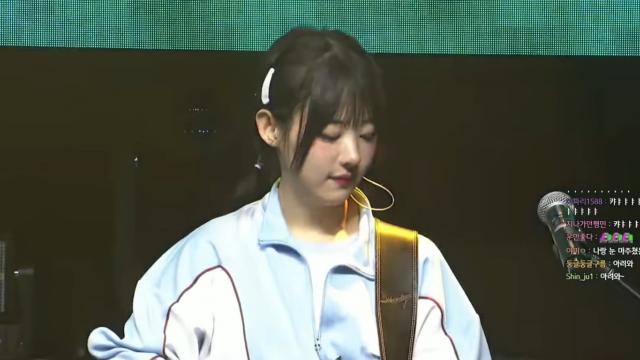 [클립]왁굳형과 악놀2콘서트보기 - [ QWER - 고민중독 ] | SOOP VOD