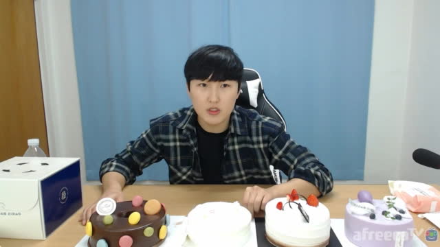 생 400일특집 케잌5개 푸파미션받습니다 신입남캠여캠먹방푸파흉가롤리니지 아프리카