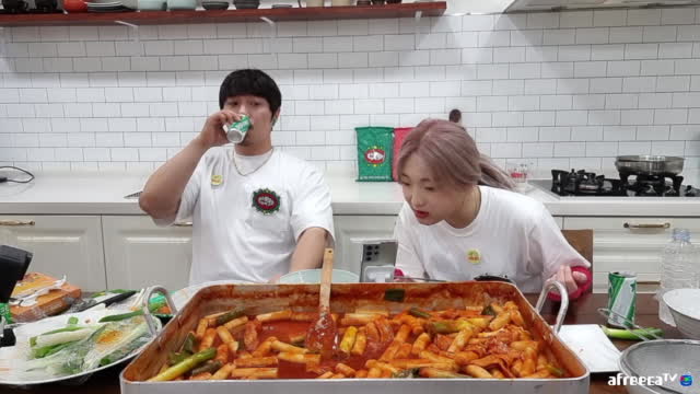 [클립]K-밥로드 떡볶세끼 아프리카 첫 공개 KCM x 히밥 | SOOP VOD