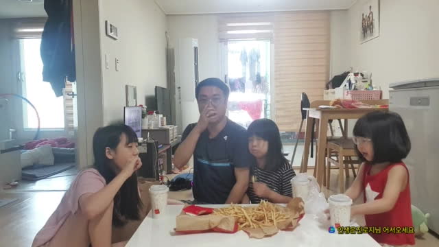 딸셋가족 간단히간식 햄버거먹방 ♥ 부부커플가족소통육아먹방쿡방술먹방줌마유부 Soop Vod