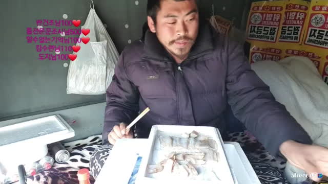 사람보고싶지않아 도피중이다 산에서5개윌산다 조용히 살고싶다 감옥살이중 성욕오른다 코인 뉴스 생방 백신 고양이 노숙자 먹방 낚시