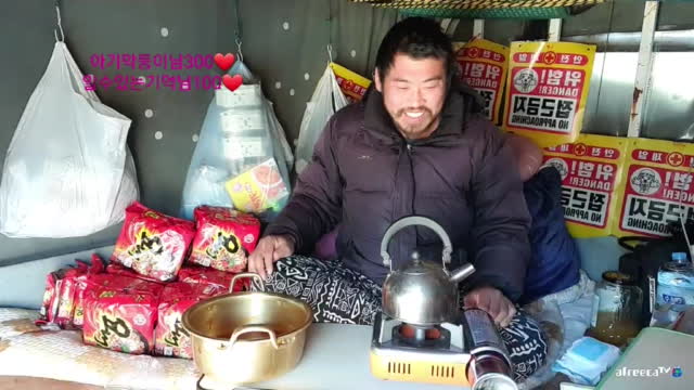 방갑읍니다 밥묵자아 24년된 포터짐칸산다 산속노숙6개월째 성욕넘친다 낚시 먹방 뉴스 음악 코인 고양이 주식 캠핑 신입