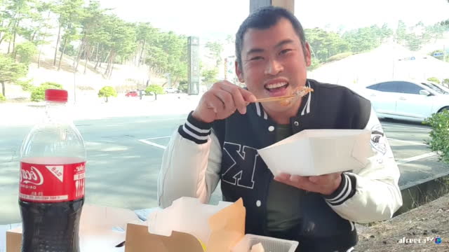 공근 근로자 입니다 쓰레기 청소 합니다 낚시 먹방 뉴스 스타 음악 코인 고양이 주식 캠핑 여행 신입 여캠 남캠 시골 베트남 태국