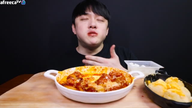 유디티 마피아떡볶이 명랑핫도그 핵불닭 뿌링클 황금올리브 닭강정 짜장면 햄버거 돈까스 통수육 통스팸 아웃백 삼겹살 리얼사운드