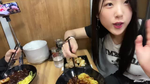 Hongdae Adventures with Jennifer and Deyna | SOOP VOD