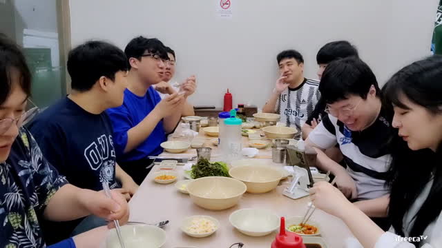 봉준 그래 이거봐봐 롤 안하니까 터지잖아 상윤 롤 왜해 그럼 봉준 욕먹을려고 하는거잖아 상윤 아하